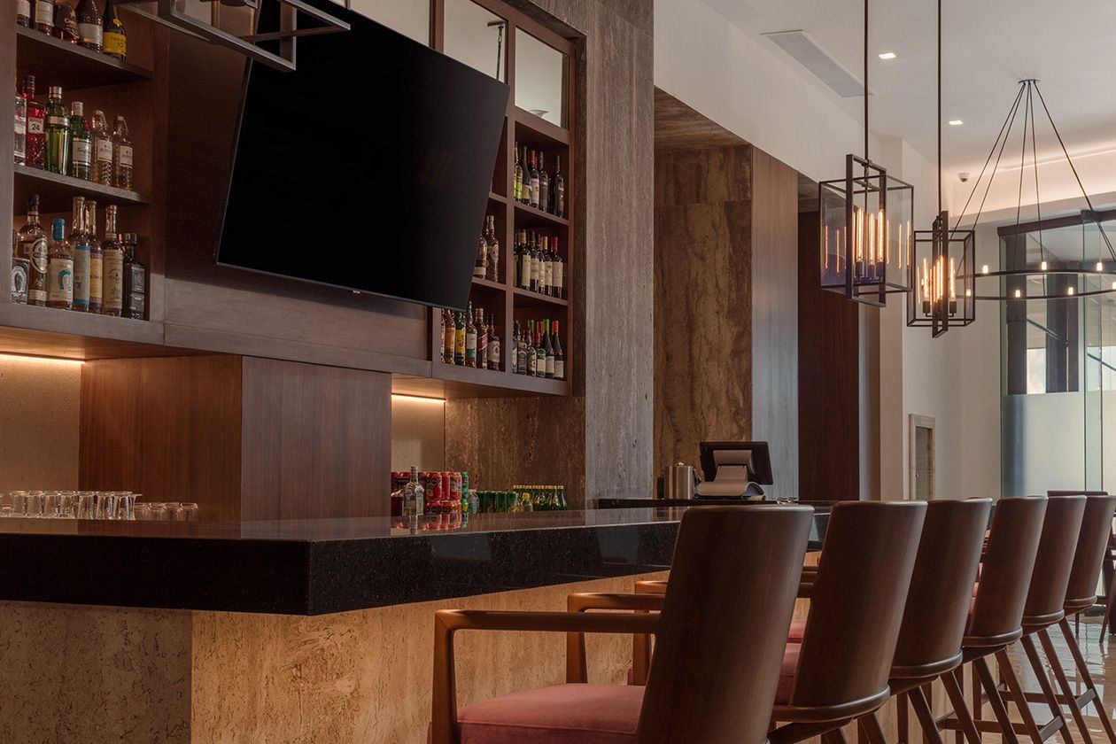 Peninsula Bar: Cocktails and Fresh Dishes | City 32